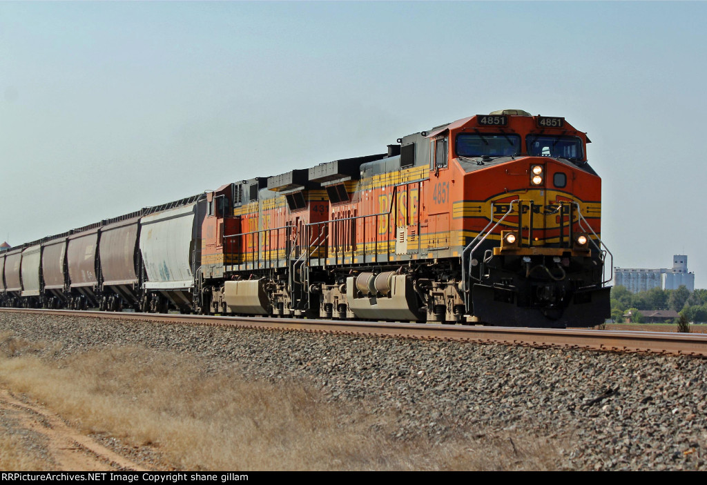 BNSF 4851 heads up a grain train toward welligton ks.